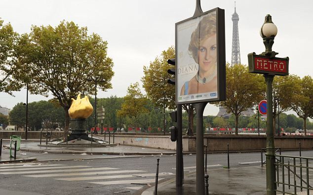 Lady D, il poster del film nella galleria in cui la principessa morì ...