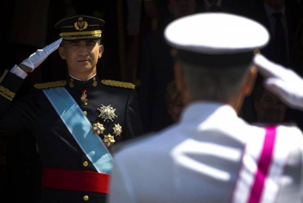 Felipe IV è il nuovo re di Spagna: le prime foto in alta uniforme (foto ...