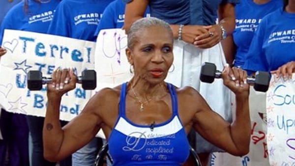 Ernestine Sheperd 80 anni bodybuilder più vecchia mondo YOUTUBE
