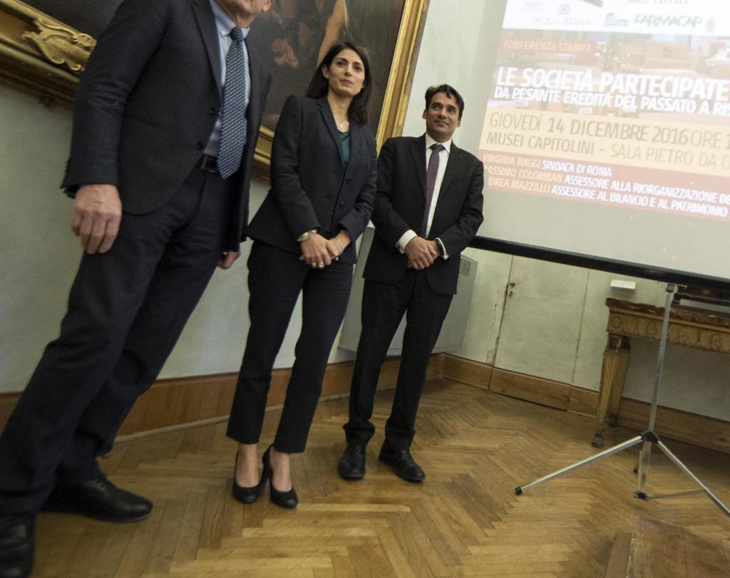 FOTO Virginia Raggi: tailleur nero e blusa verde al Campidoglio