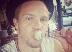 Game Of Thrones, ex marito di Lena Headey canta in strada per...